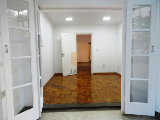 Bem localizado na região Centro, serve como comercial ou residencial, próximo à Praça da República