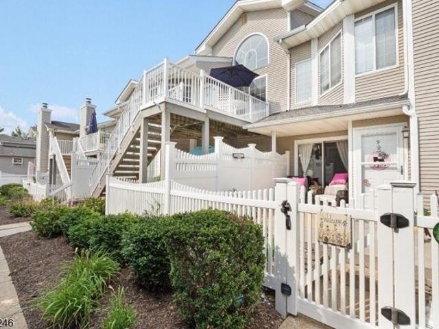 Bentley Ct, Bedminster Twp, Condo For Sale