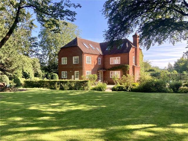 Bentley, Farnham, Hampshire, GU10 5 bed detached house to rent £4,000 pcm £923 pw