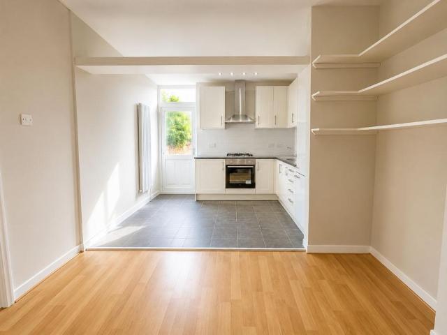 Bentworth Road, London, W12 3 bed terraced house to rent £2,300 pcm £531 pw