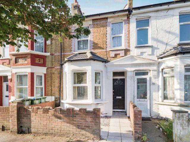Benares Road London SE18 3 bed terraced house to rent £2,150 pcm £496 pw