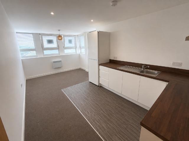 Benbow Street, Sale, M33 2 bed apartment to rent £1,050 pcm £242 pw