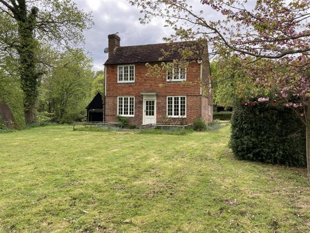 Benenden Road, Rolvenden TN17 3 bed detached house to rent £1,950 pcm £450 pw