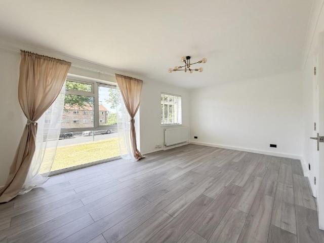 Benhill Wood Road, Sutton 2 bed apartment to rent £1,950 pcm £450 pw