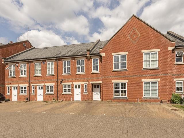 Beningfield Drive London Colney AL2 3 bed terraced house to rent £2,250 pcm £519 pw