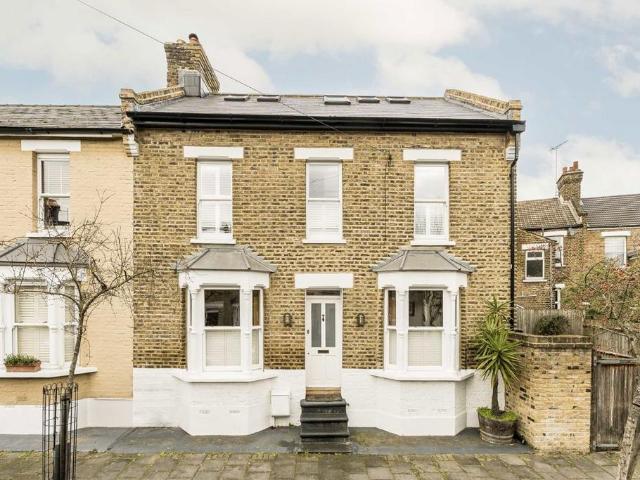 Benn Street, London E9 3 bed end of terrace house to rent £4,700 pcm £1,085 pw