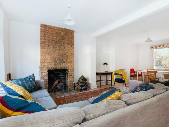Benn Street, London, E9 3 bed terraced house to rent £3,500 pcm £808 pw