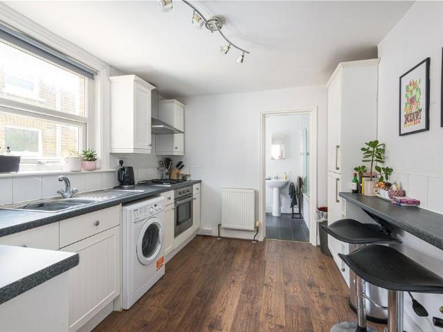 Bennerley Road, SW11 2 bed apartment to rent £2,600 pcm £600 pw