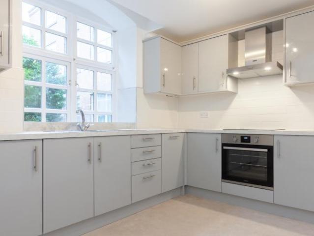 Bennett Crescent, Oxford 2 bed apartment to rent £1,700 pcm £392 pw
