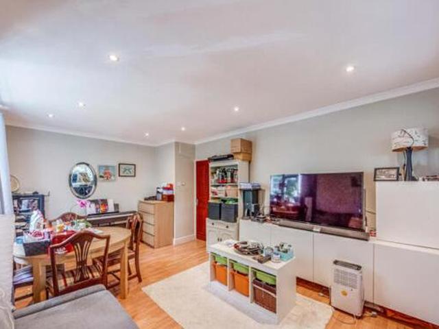 Bennett Street, Chiswick, 2 Bedroom Maisonette