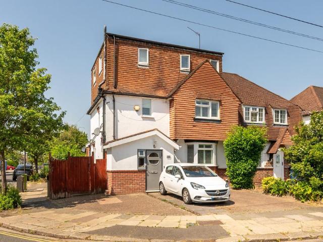 Bennetts Avenue, UB6, Perivale. 4 bed house to rent £3,300 pcm £762 pw