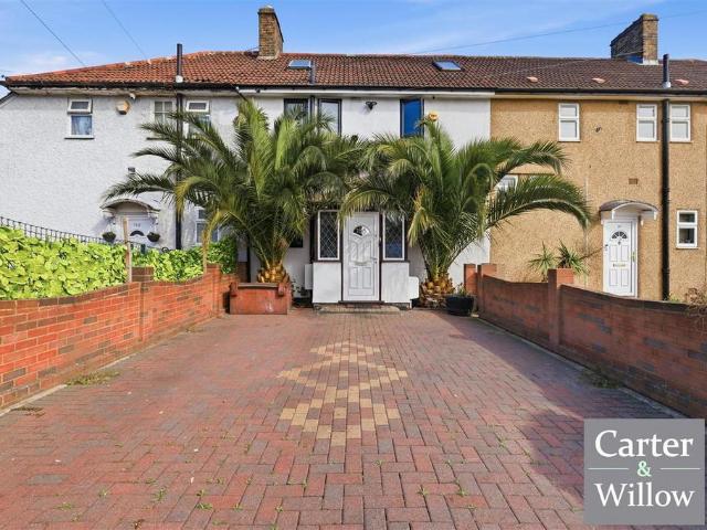Bennetts Castle Lane, Dagenham, Essex 3 bed property to rent £2,350 pcm £542 pw