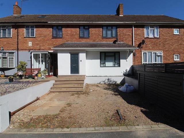 Bennetts End Road, Hemel Hempstead HP3 3 bed terraced house to rent £2,250 pcm £519 pw