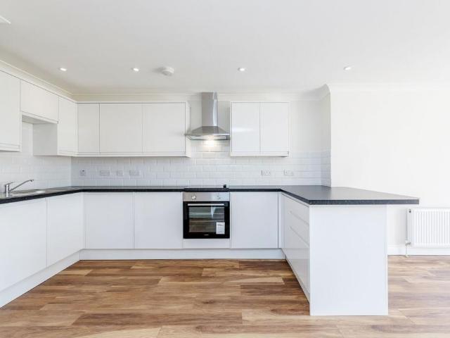 Bensham Manor Road, Thornton Heath CR7 3 bed ground floor flat to rent £2,249 pcm £519 pw
