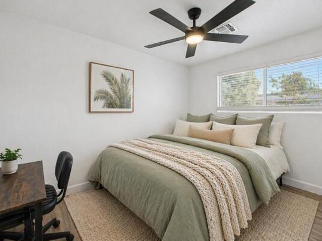 Beat the & hot summer months. Large POOL ‍! Bedroom with private bath! Fully remodeled 2 Fridges 2 Washer/Dryers