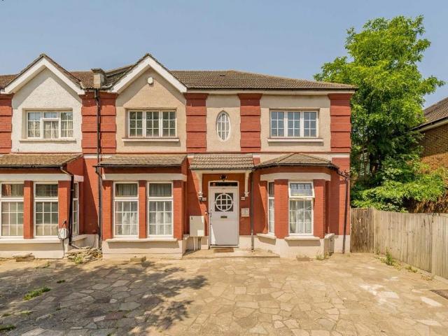 Beatrice Avenue, London SW16 3 bed flat to rent £2,600 pcm £600 pw