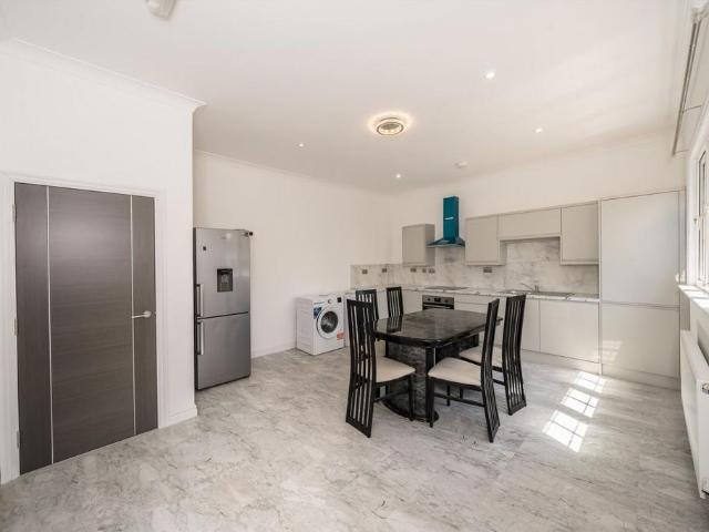 Beatrice Avenue, London 3 bed flat to rent £2,400 pcm £554 pw