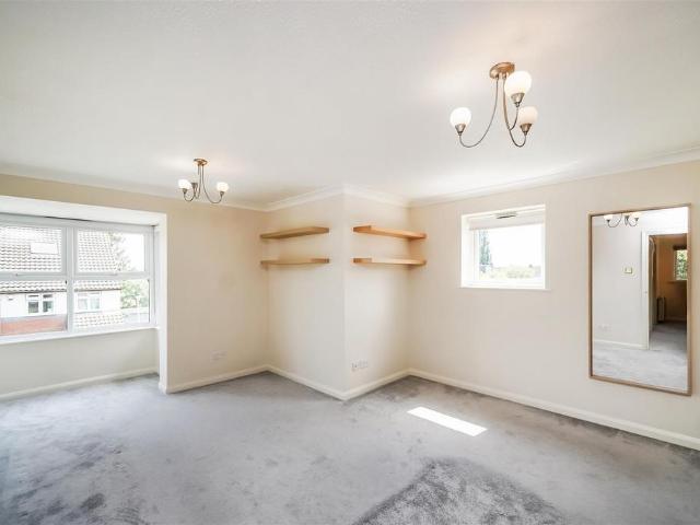 Beatrice Court, Buckhurst Hill 2 bed flat to rent £1,700 pcm £392 pw