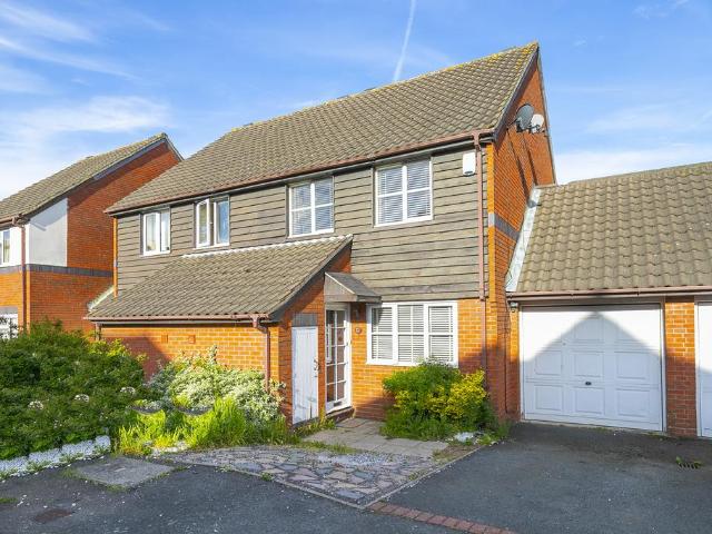 Beatrice Court, Essex IG9 2 bed house to rent £2,250 pcm £519 pw