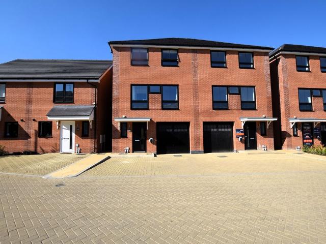 Beatrice Gardens, Thame OX9, 5 bed property to rent, £2,750 pcm | PrimeLocation