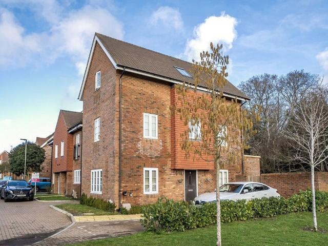 Beatrice Square, Tadworth, Surrey KT20, 4 bed detached house to rent, £3,100 pcm | PrimeLocation