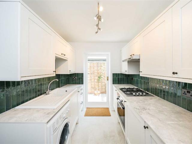 Beauchamp Road, London SW11, 1 bed flat to rent, £2,600 pcm | PrimeLocation
