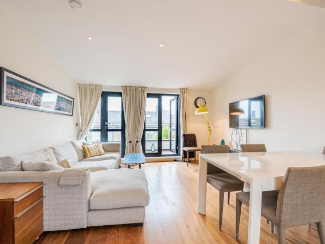 Beauchamp Road, London SW11 2 bed flat to rent £2,900 pcm £669 pw
