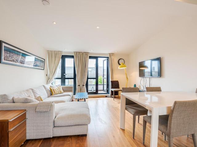 Beauchamp Road SW11, 2 bed flat to rent, £2,900 pcm | PrimeLocation