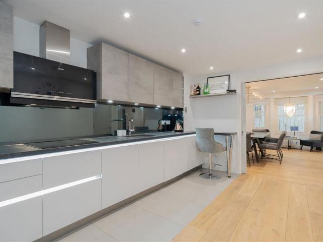 Beaufort Gardens, London SW3 2 bed flat to rent £5,200 pcm £1,200 pw