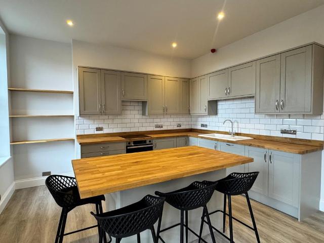 Beaufort Road, Clifton, BS8 2 bed flat to rent £2,500 pcm £577 pw
