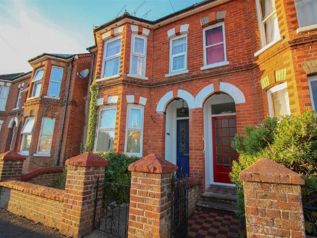 Beaufort Road, Farnham GU9 3 bed semi detached house to rent £2,150 pcm £496 pw