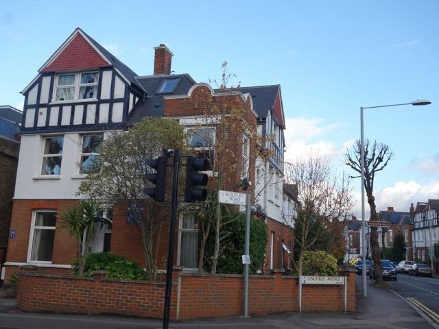 Beaufort Road, Kingston upon Thames. 2 bed flat to rent £1,850 pcm £427 pw