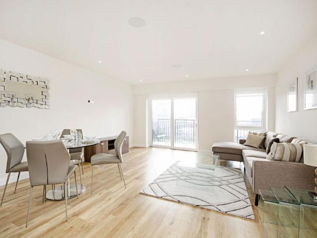 Beaufort Square, Colindale, London, NW9 2 bed flat to rent £2,775 pcm £640 pw