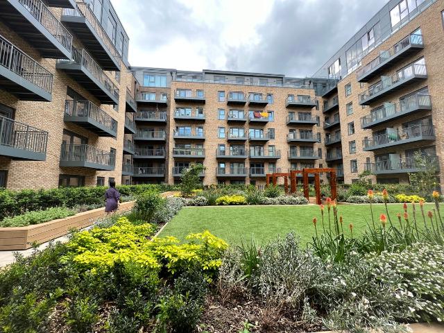 Beaufort Square, London NW9, 2 bed flat to rent, £2,400 pcm | PrimeLocation
