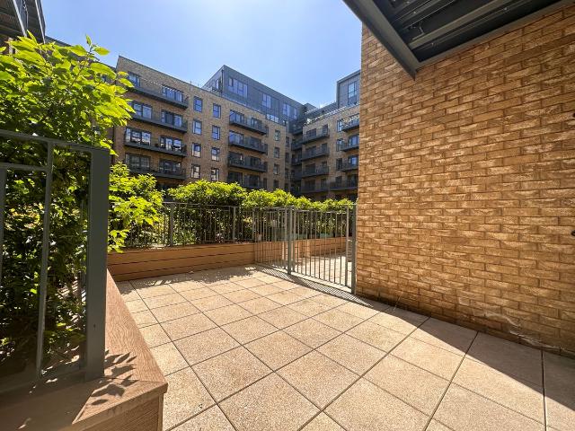 Beaufort Square, London NW9, 2 bed flat to rent, £2,400 pcm | PrimeLocation