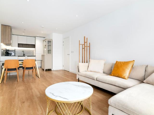Beaufort Square, London NW9, 2 bed flat to rent, £2,400 pcm | PrimeLocation