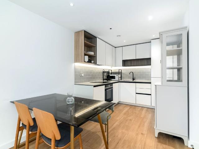 Beaufort Square, London NW9, 2 bed flat to rent, £2,400 pcm | PrimeLocation