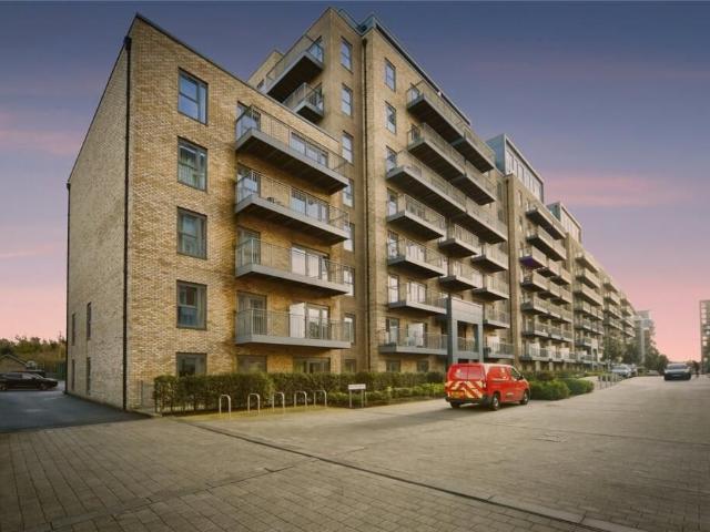 Beaufort Square, London NW9, 2 bed flat to rent, £2,450 pcm | PrimeLocation