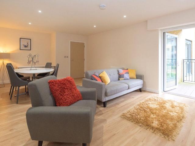 Beaufort Square, London NW9, 2 bed flat to rent, £2,200 pcm | PrimeLocation