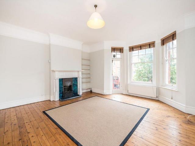 Beaufort Street, London SW3 1 bed flat to rent £2,496 pcm £576 pw