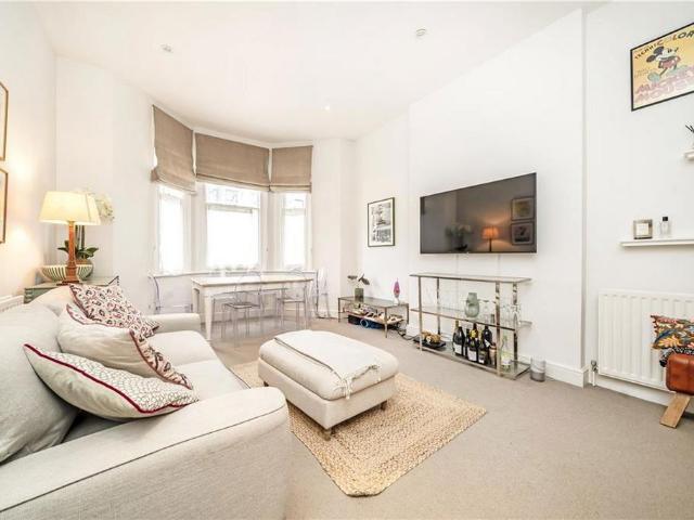 Beaufort Street, London SW3 2 bed flat to rent £2,800 pcm £646 pw