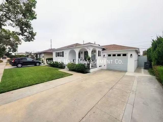 Beaufiully Renovated 3 Bedroom Gardena front Home with large D.