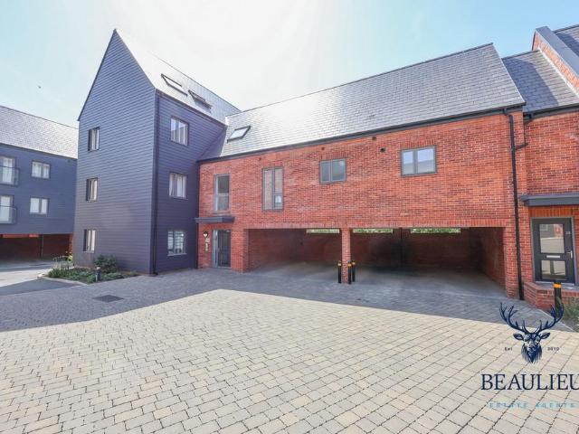 Beaulieu Park CM1 2 bed coach house to rent £1,850 pcm £427 pw