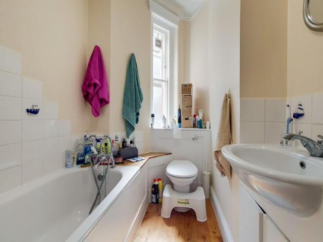 Beaumont Crescent, Barons Court. Studio to rent £1,700 pcm £392 pw