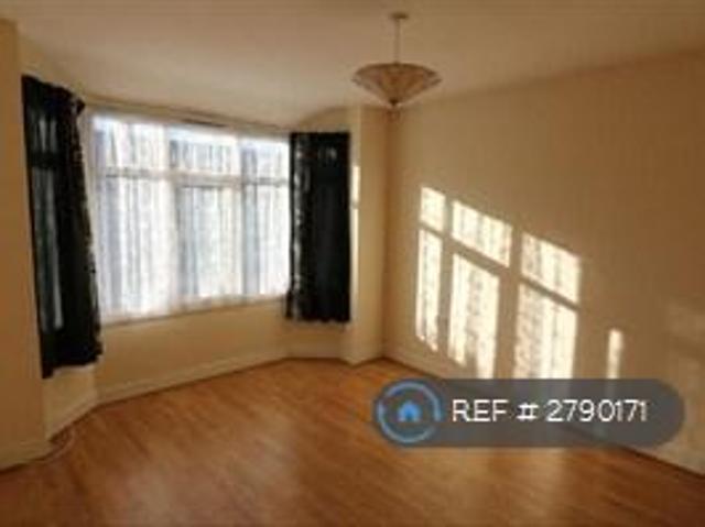 Beaumont Crescent, Coventry, CV6 3 bed terraced house to rent £1,195 pcm £276 pw