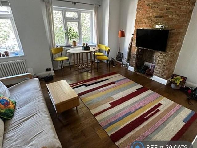 Beaumont Road, London, W4 2 bed flat to rent £2,500 pcm £577 pw