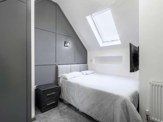 Beautifuly decorated 9 bed property. With communal living space and kitchen. Room 1