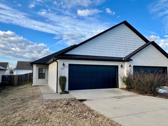 Beautiful 3 Bed/2 Bath Single Story Duplex in Chaffee Crossing! *Move In Special!