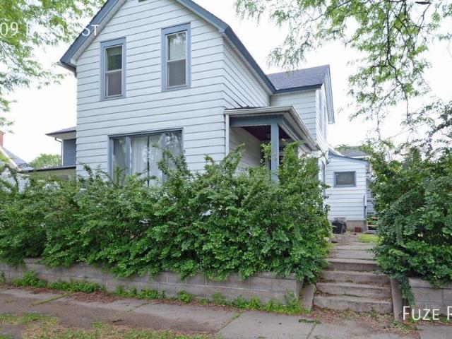 Beautiful 3 Bed 1.5 Bath Home Available Now in St. Paul!