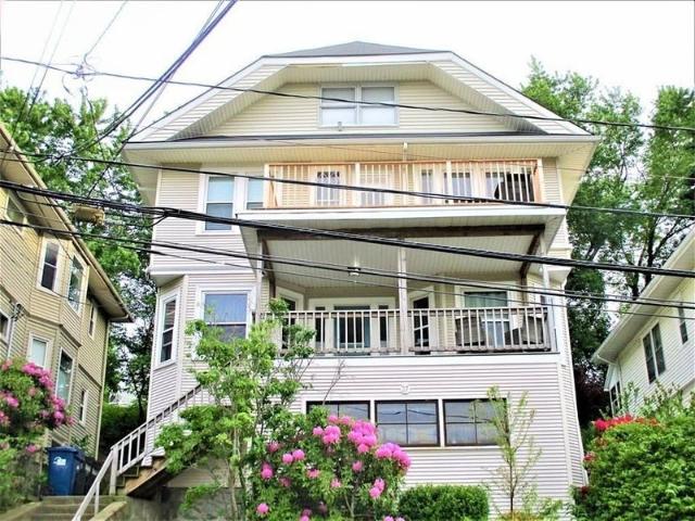 Beautiful 3 Bedroom in Oak Square!